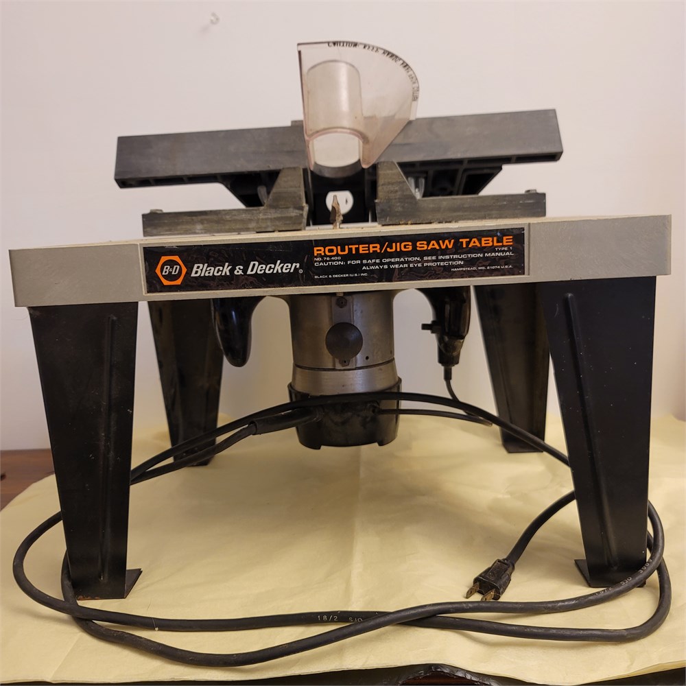 Blazing Auctions - Black and Decker router table with router